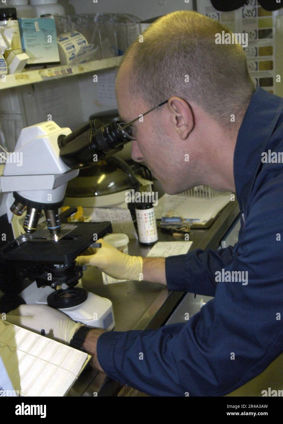 US Navy Advanced laboratory technician Hospital Stock Photo - Alamy
