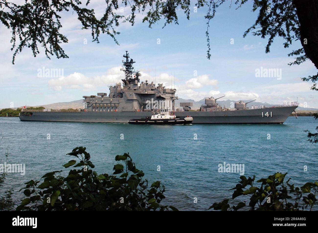 US Navy The Japanese destroyer JDS Haruna (DDH 141) passes Hospital ...