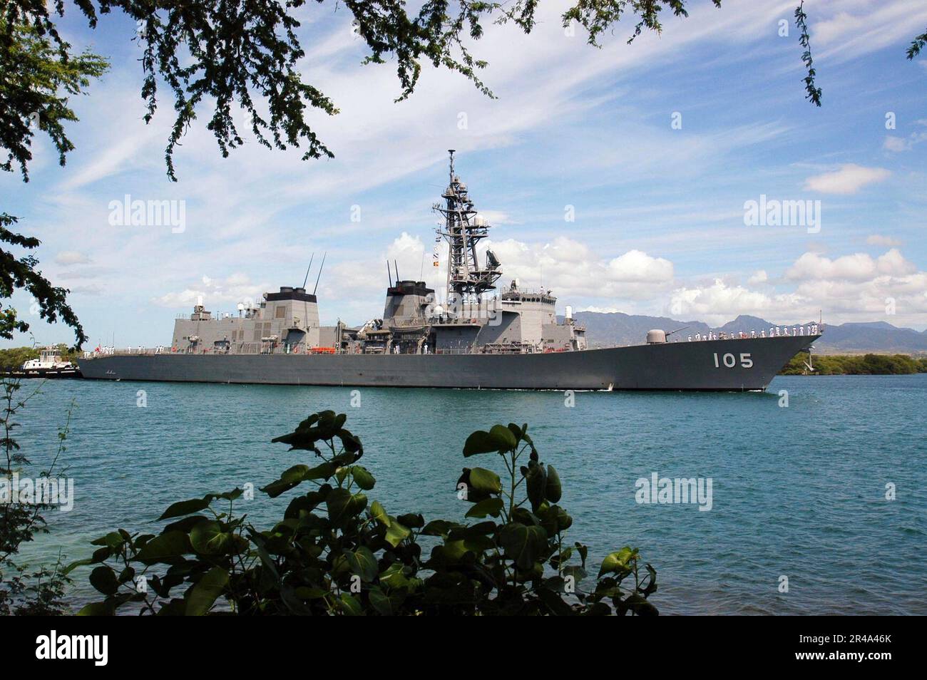 US Navy The Japanese destroyer JDS Inazuma (DD 105) passes Hospital ...
