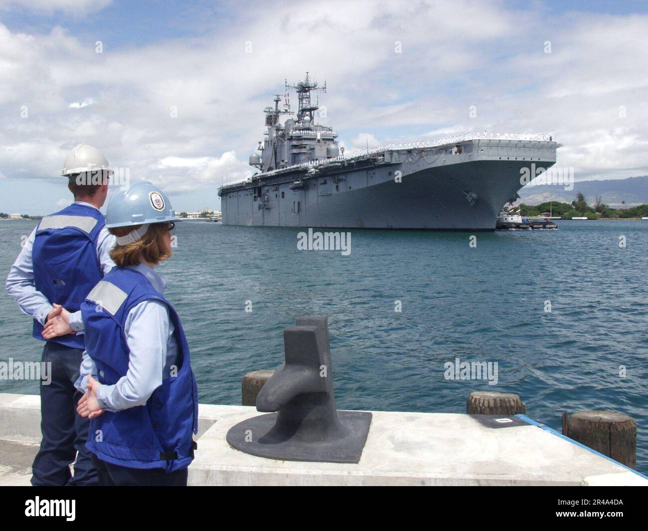 US Navy Sailors aboard the amphibious assault ship USS Tarawa (LHA 1 ...