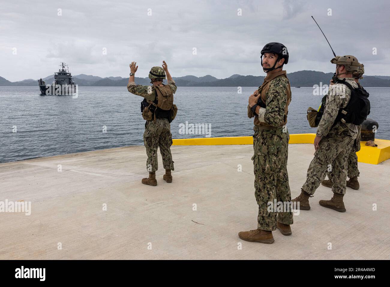 U.S. Navy Sailors guide Philippine BRP Waray, LC-288, to an offloading ...