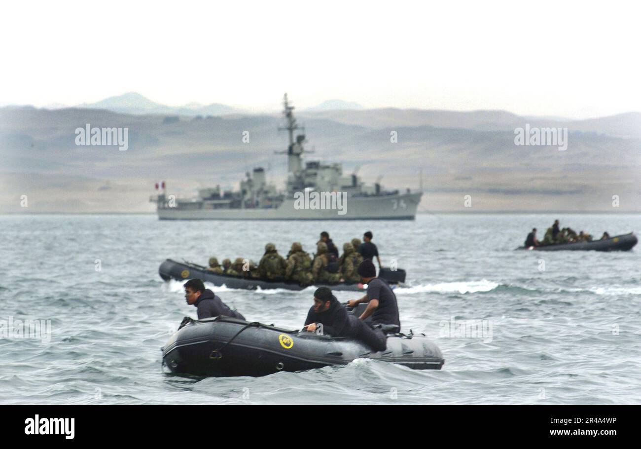 US Navy Peruvian Commandos and U.S. Marines approach the shores of ...