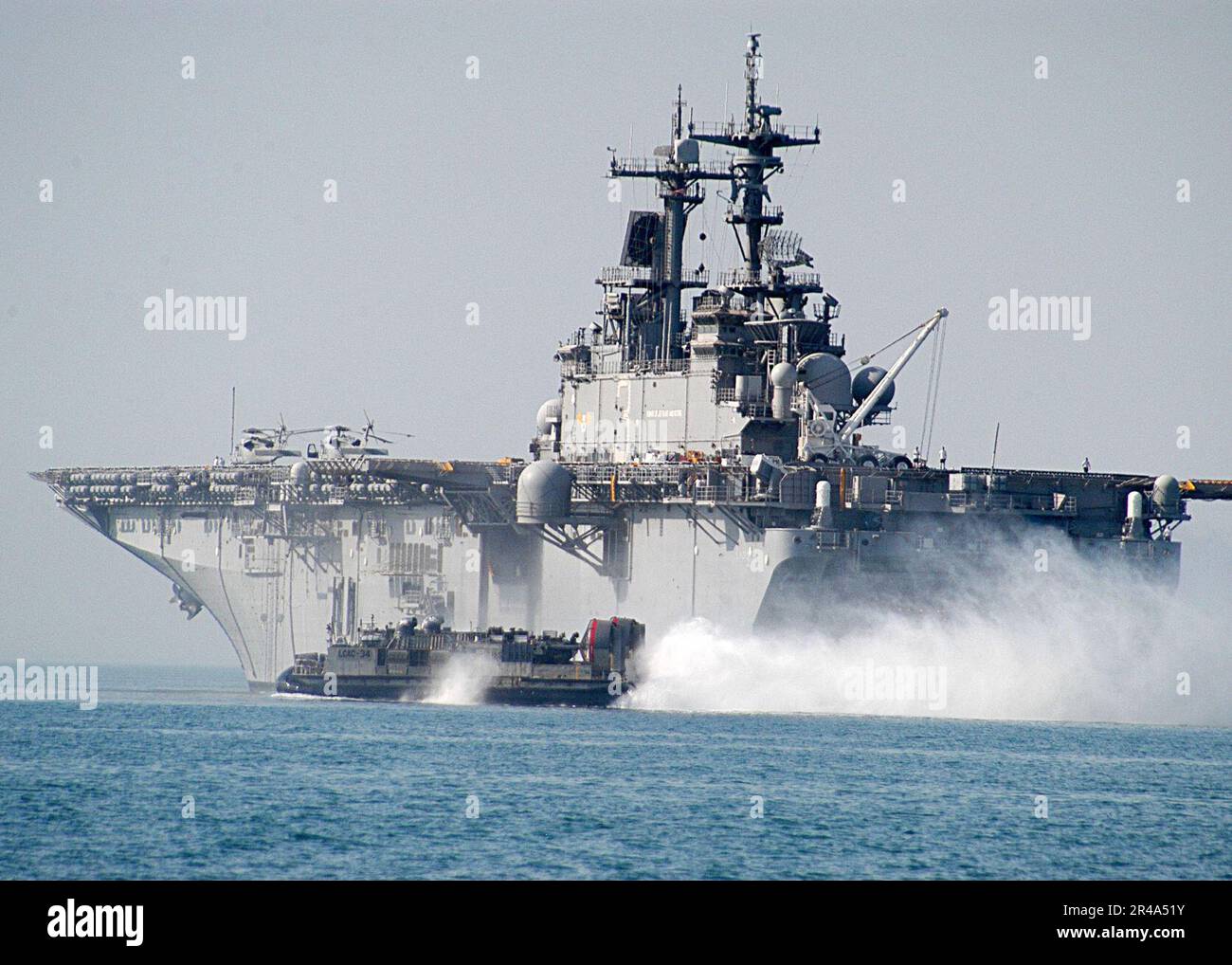 US Navy The amphibious assault ship USS Kearsarge (LHD 3) transfers ...