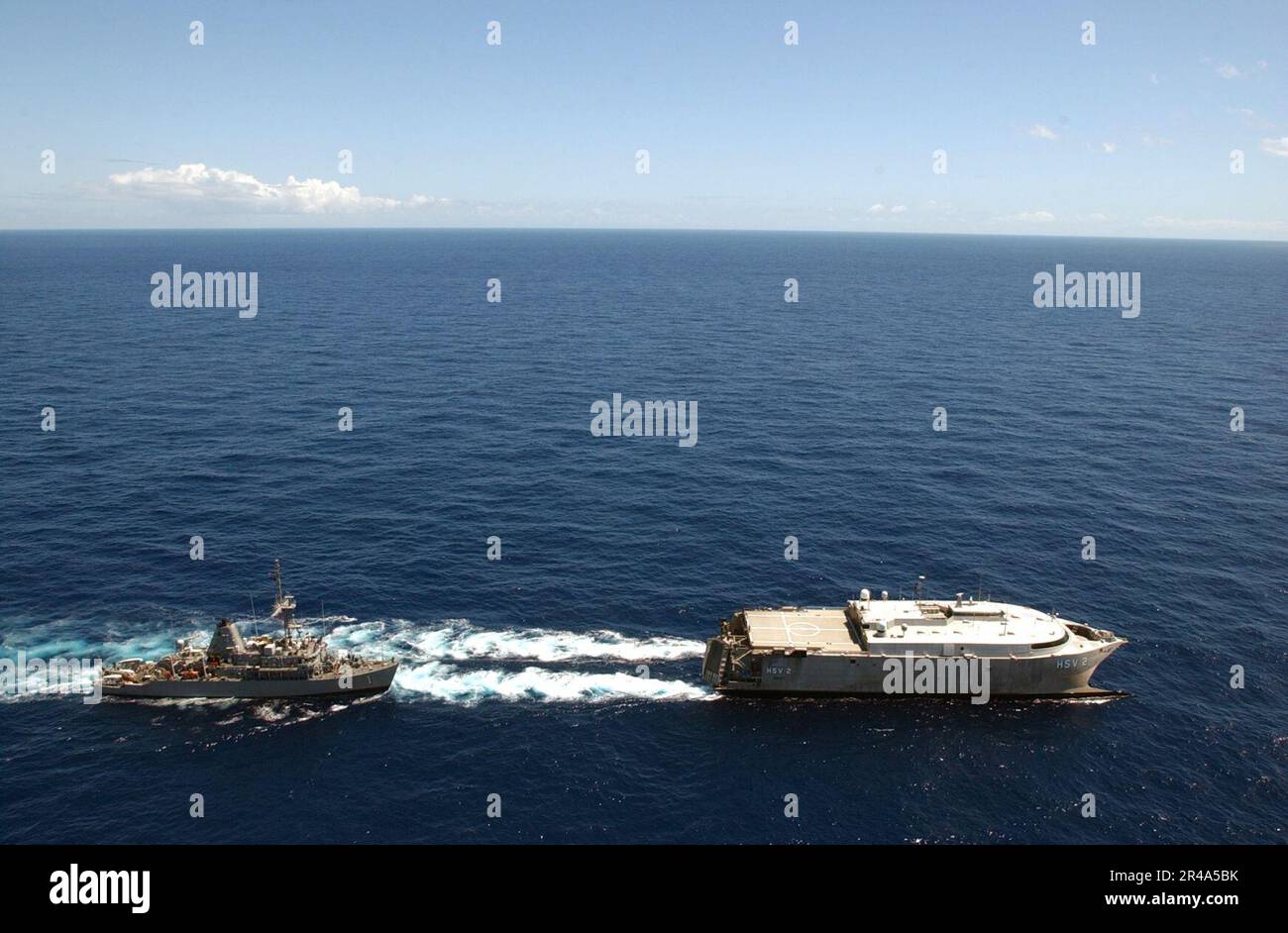 US Navy The High Speed Vessel (HSV) 2 Swift refuels the mine warfare ...