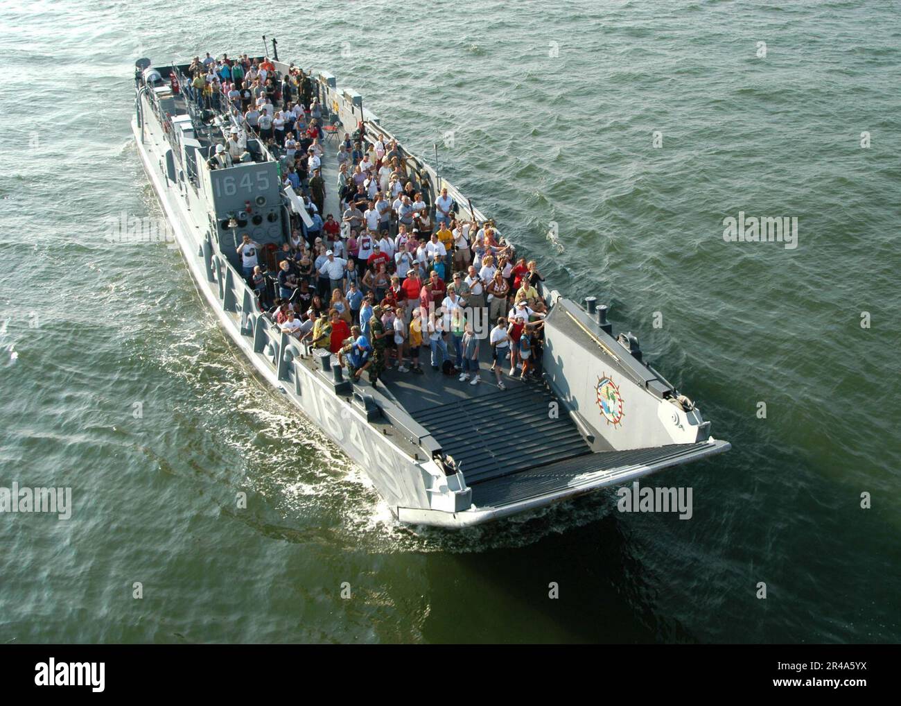 US Navy Landing Craft Utility (LCU) 1645 approaches the well deck ...