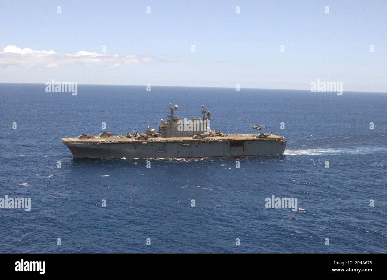 US Navy The amphibious assault ship USS Tarawa (LHA 1) conducts flight ...