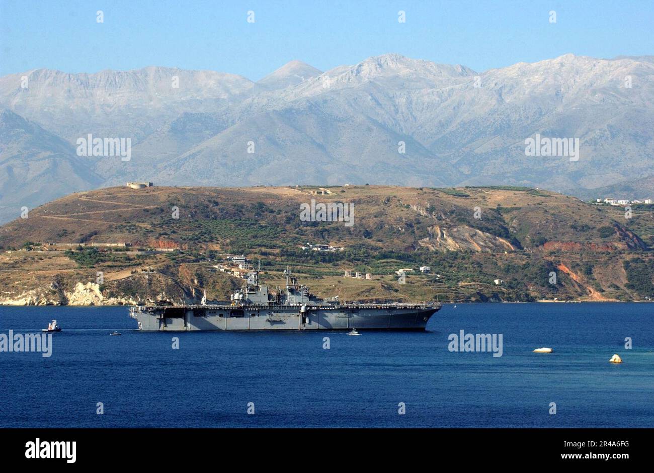 US Navy The amphibious assault ship USS Kearsarge (LHD 3) arrives in ...