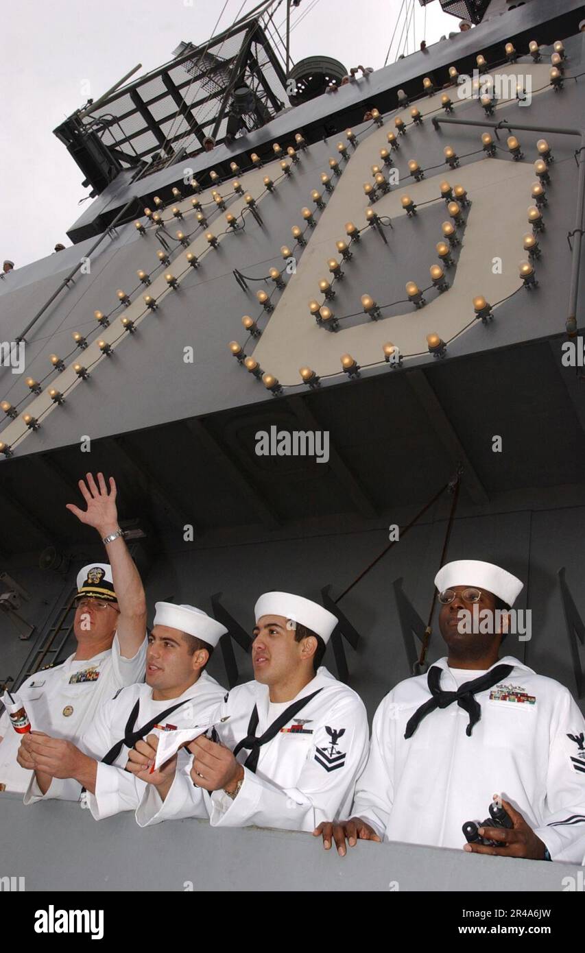US Navy Sailors aboard USS Ronald Reagan (CVN 76) scan the pier for ...