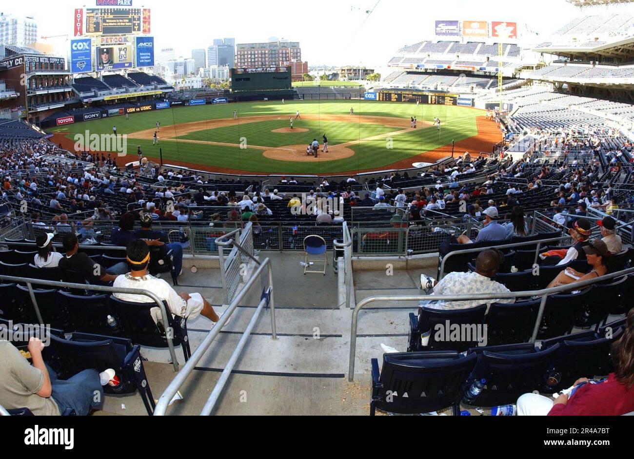 Family baseball game archive hi-res stock photography and images - Alamy
