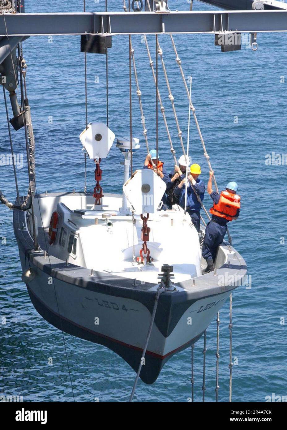 US Navy Sailors assigned to the amphibious assault ship USS Boxer (LHD ...