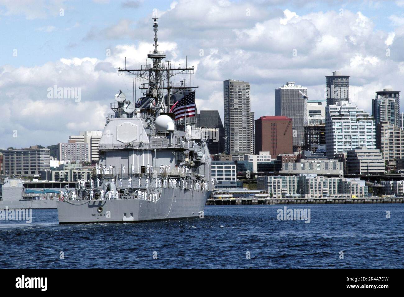 US Navy The guided missile cruiser USS Shiloh (CG 67) enters Seattle ...