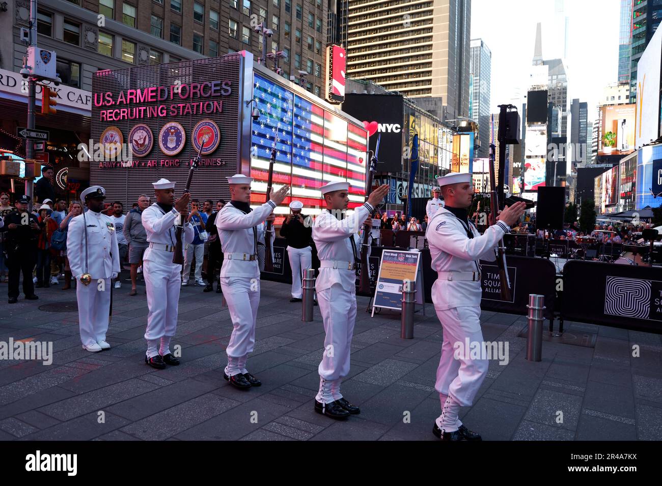 New York City, USA. 26th May, 2023. US Navy Ceremonial Guard ...