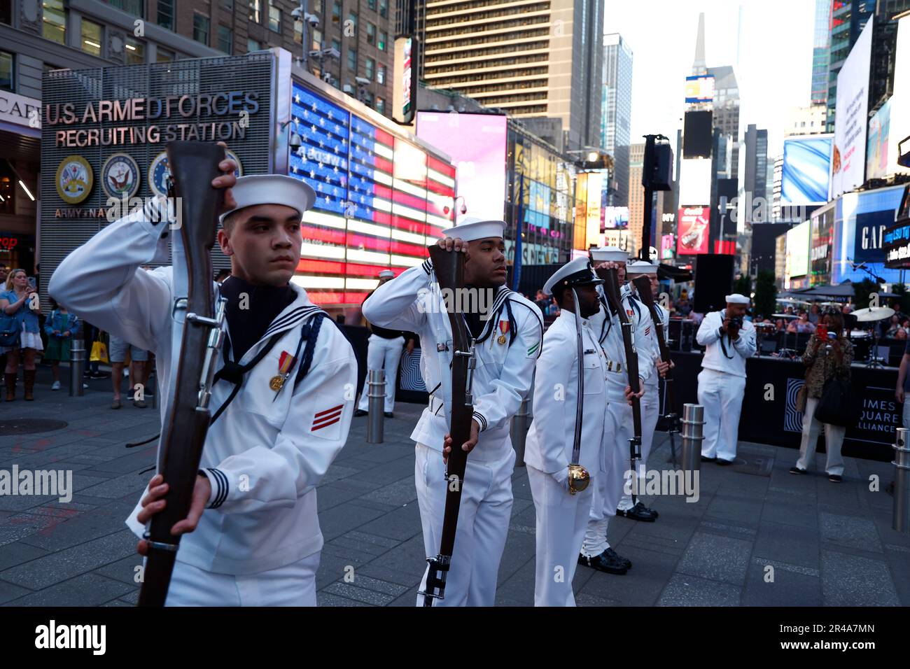 New York City, USA. 26th May, 2023. US Navy Ceremonial Guard ...