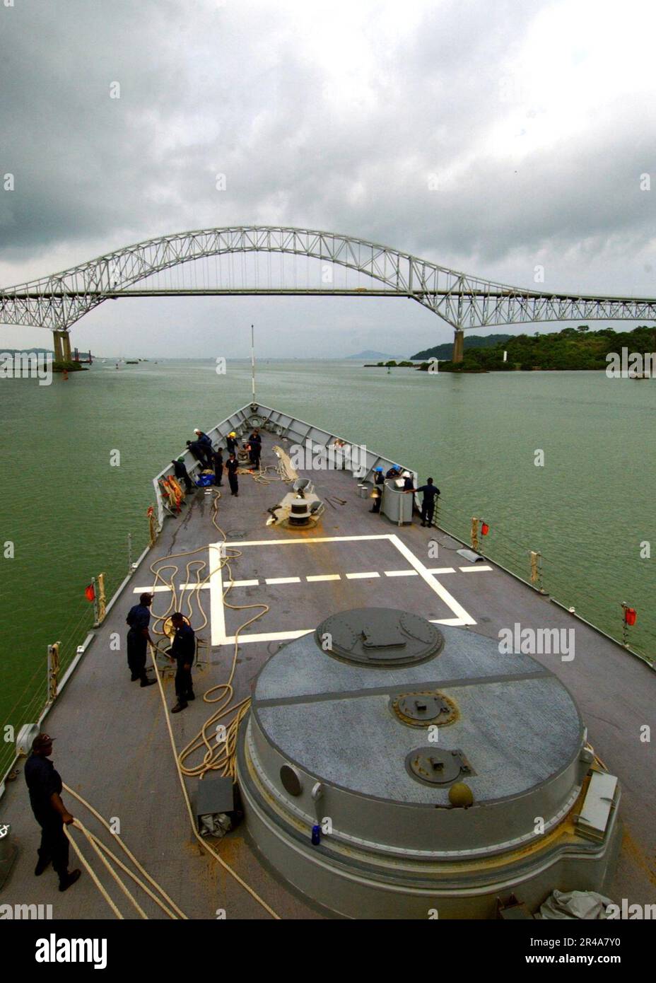 US Navy The guided missile frigate USS John L. Hall (FFG 32) departs ...