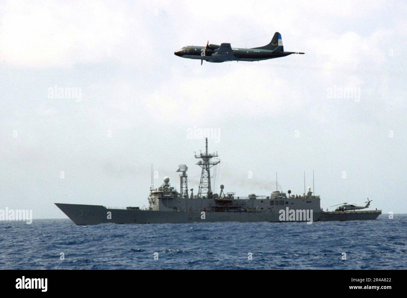 US Navy The guided missile frigate USS Crommelin (FFG 37) and an ...