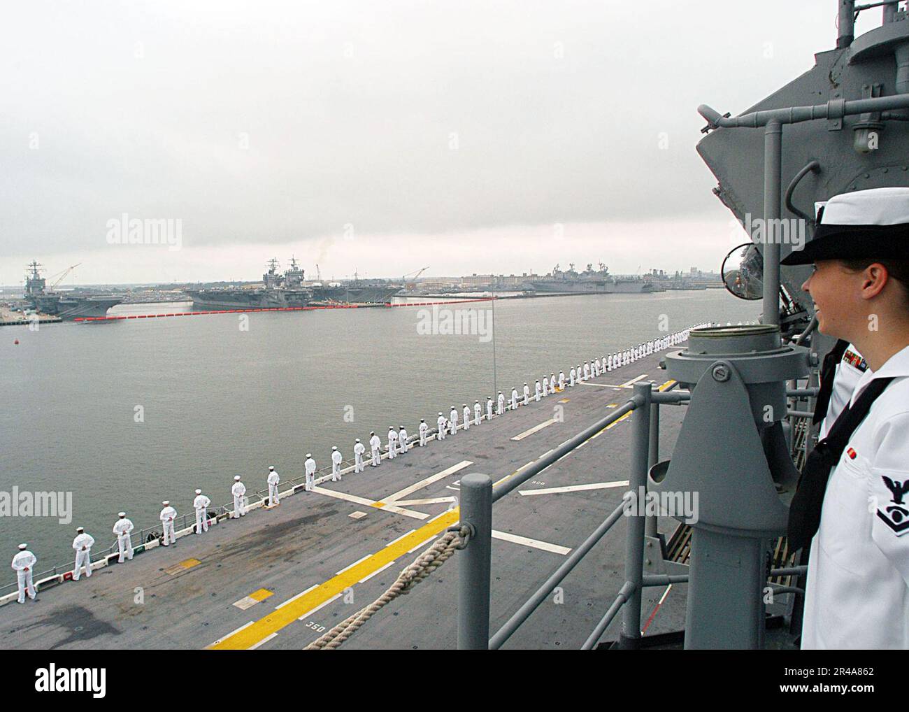 US Navy Sailors assigned to the amphibious assault ship USS Kearsarge ...