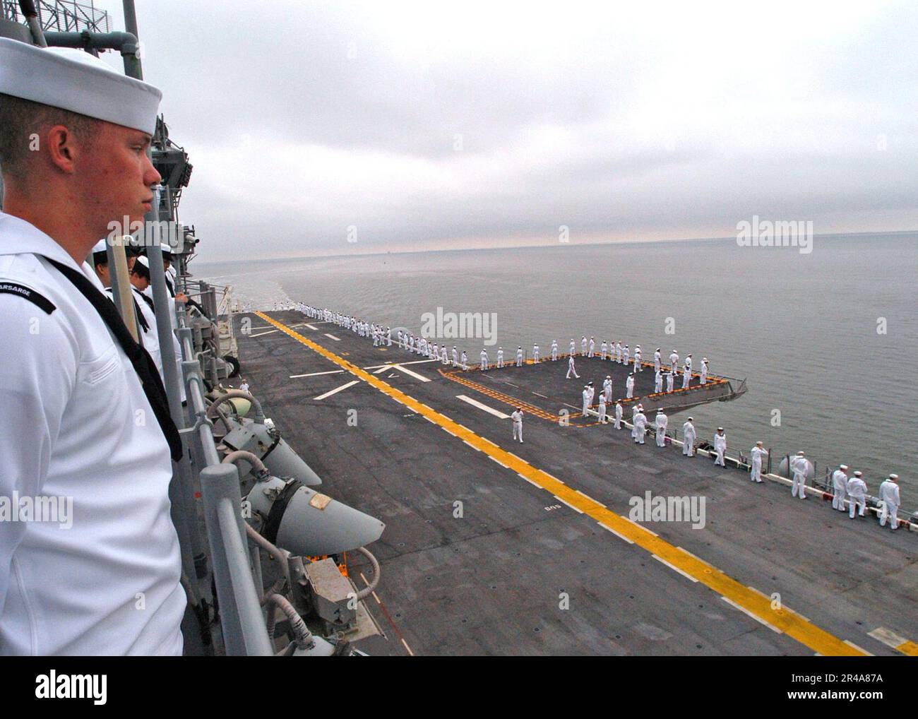 US Navy Sailors assigned to the amphibious assault ship USS Kearsarge ...