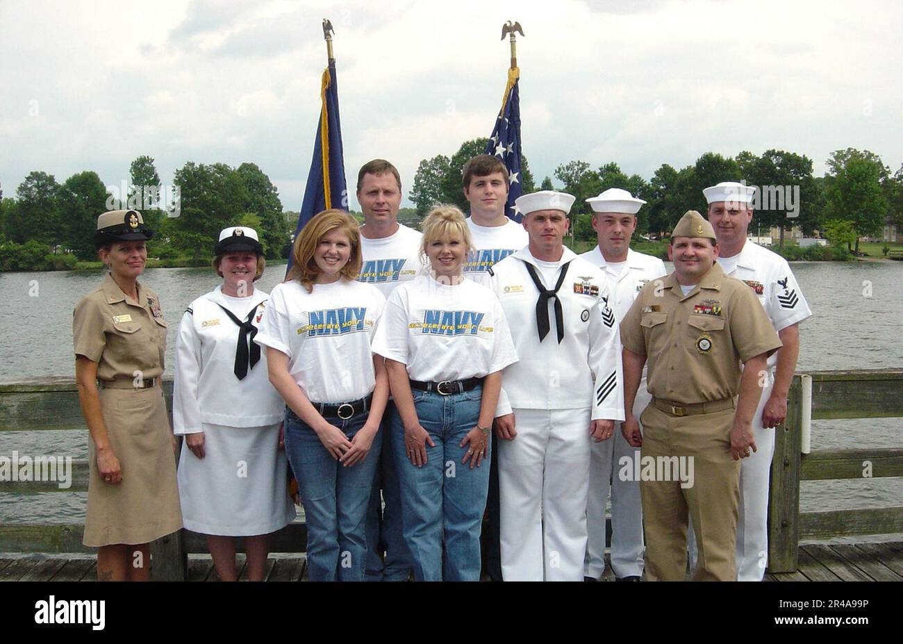 US Navy U.S. Navy Active duty and Reserve recruiters take a moment to ...