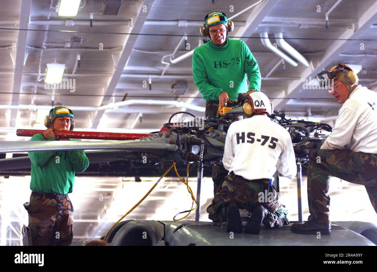 US Navy Sailors assigned to Helicopter Anti-Submarine Squadron Seven ...
