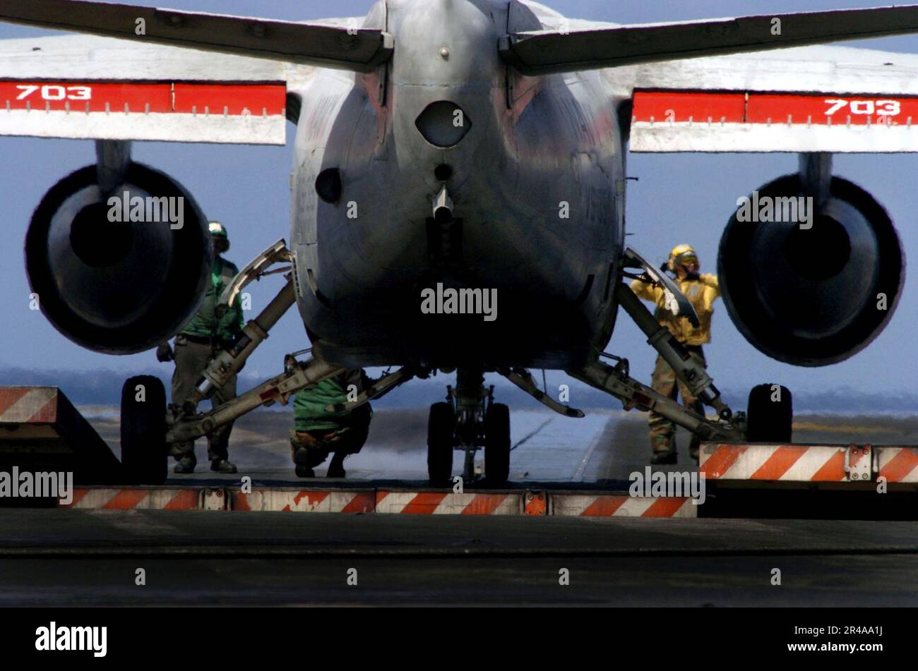 US Navy An Aviation Boatswain's Mate Handler taxies an S-3B Viking ...