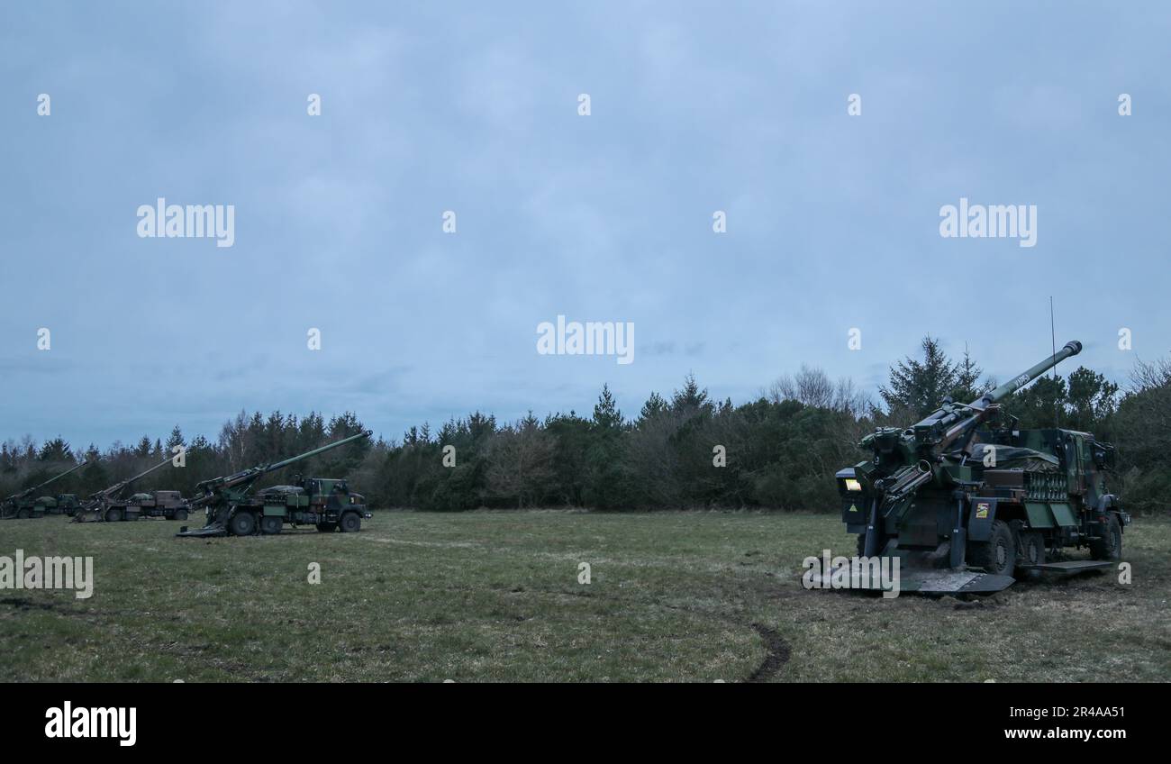 French soldiers assigned to the 93rd Mountain Artillery Regiment ...