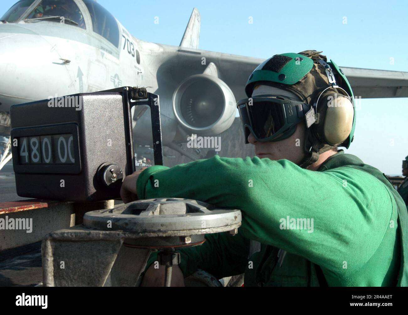 US Navy An assigned to V-2 Division, displays the weight slate to a ...