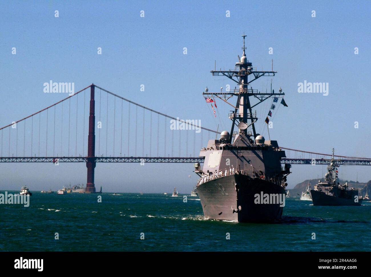 US Navy The guided missile destroyer USS Momsen (DDG 92), foreground ...