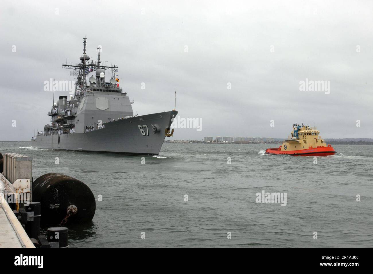 US Navy The Ticonderoga-class guided missile cruiser USS Shiloh (CG 67 ...