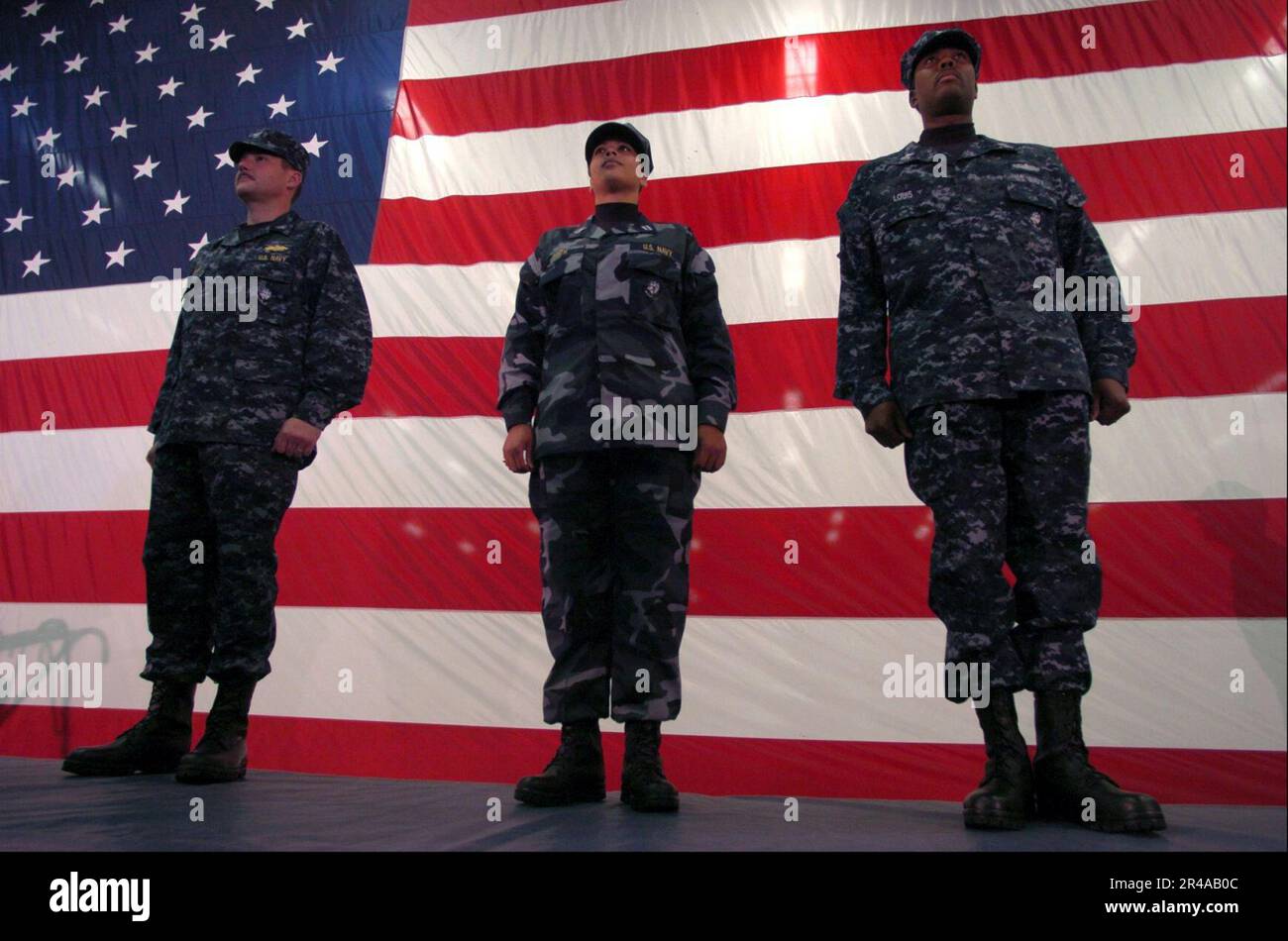 US Navy Sailors aboard the amphibious assault ship USS Iwo Jima (LHD 7 ...