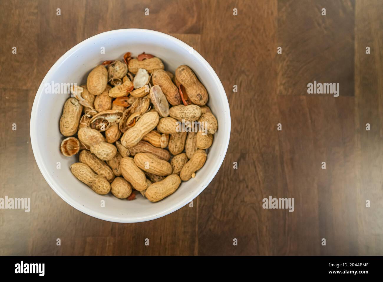 Groundnuts peanuts in shell ready to eat Stock Photo - Alamy