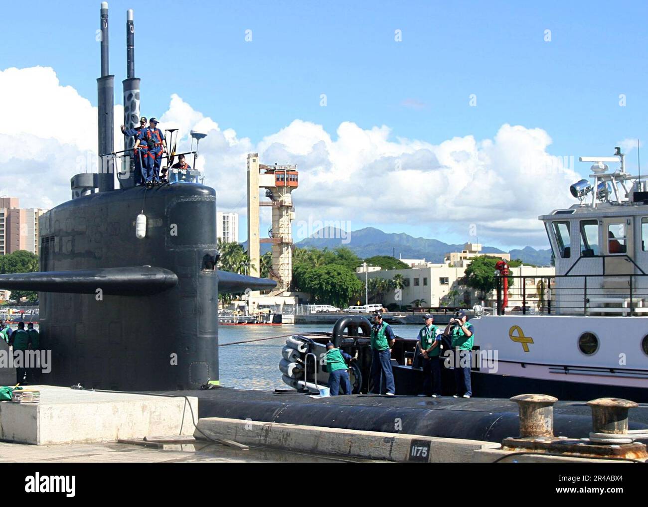 US Navy The attack submarine USS Los Angeles (SSN 688) prepares to ...