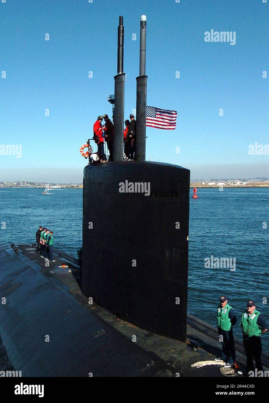US Navy The maneuvering watch aboard the Los Angeles-class attack ...
