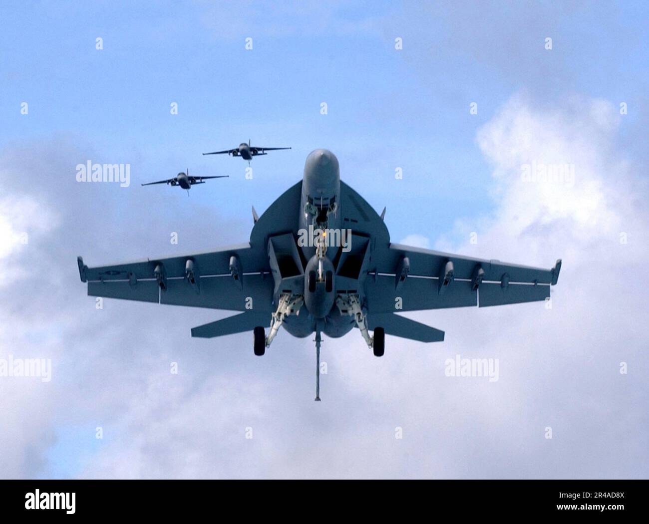 US Navy An F-A-18E Super Hornet makes its final approach before landing ...