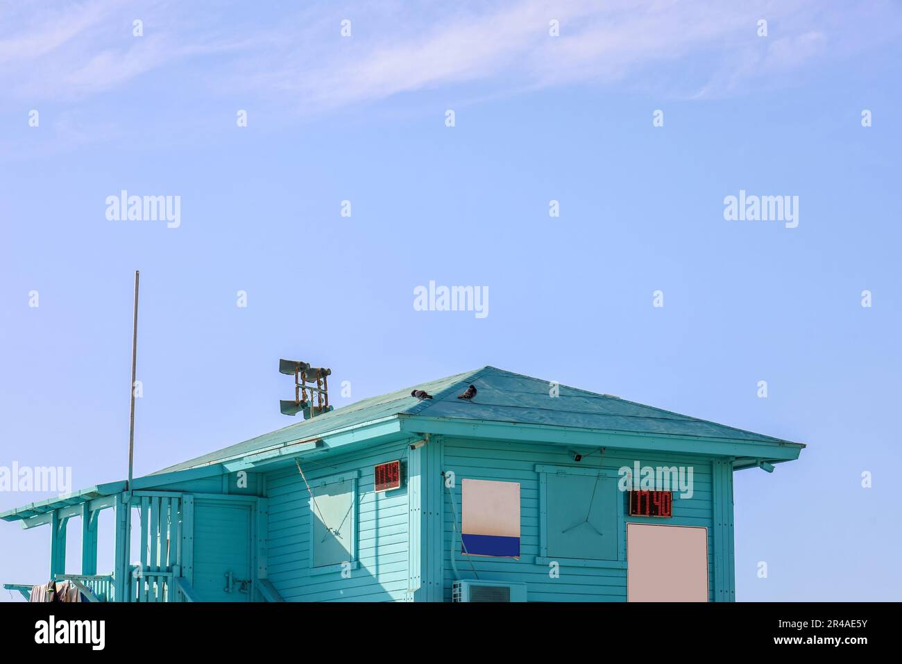 Lifeguard house at sea resort Stock Photo - Alamy