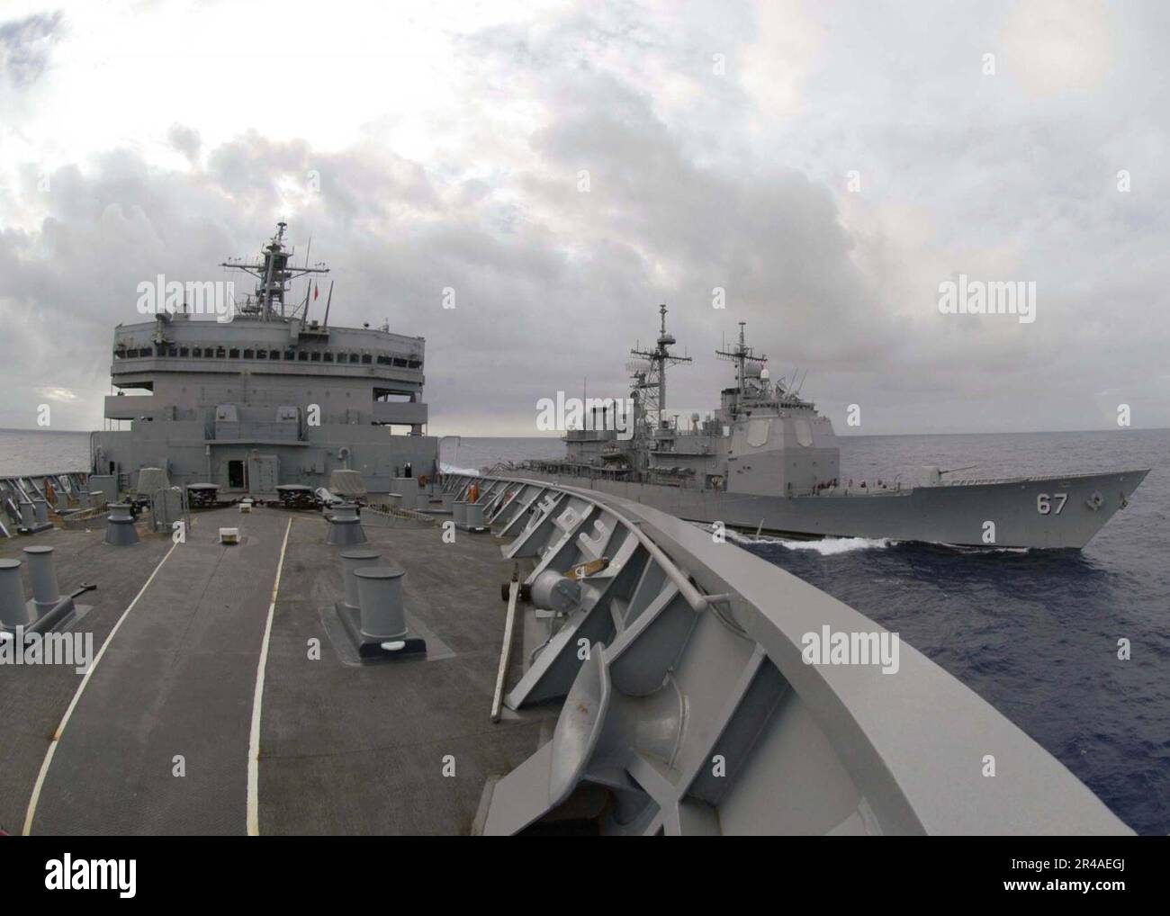 US Navy The guided missile cruiser USS Shiloh (CG 67) pulls alongside ...