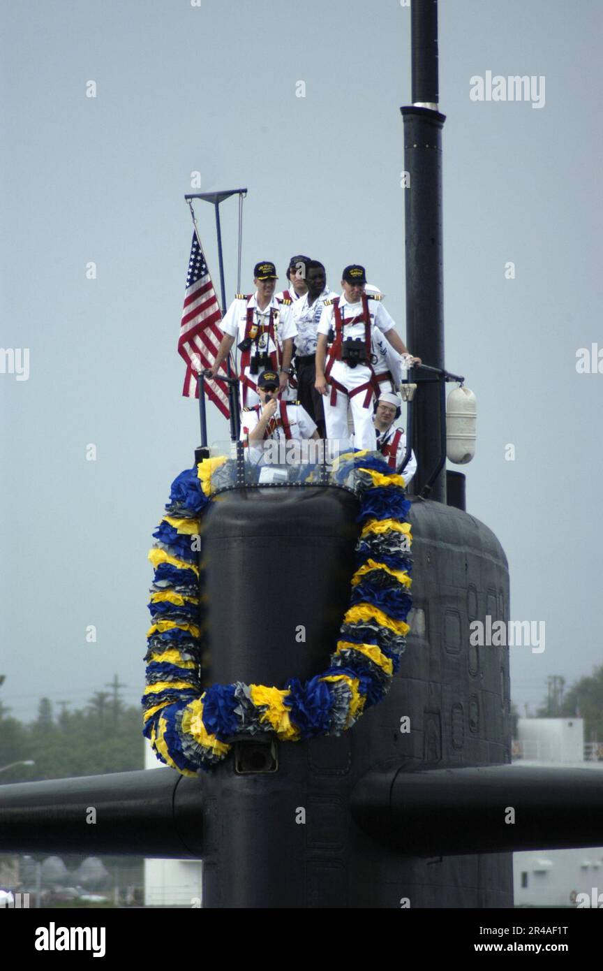 US Navy Cdr. Christopher Kaiser and the crew of the Los Angeles-class ...