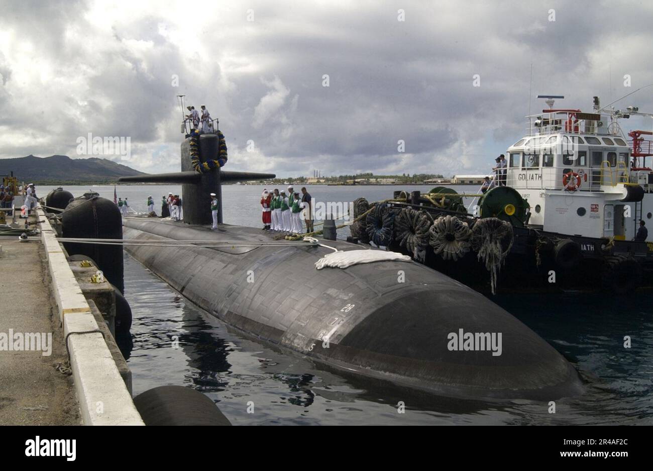 US Navy The nuclear-powered Los Angeles-class fast attack submarine USS ...