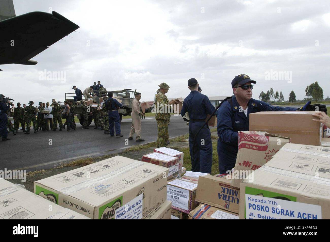 US Navy Sailors from USS Abraham Lincoln with the help of military ...