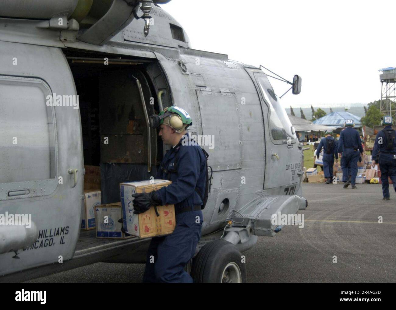 US Navy Sailors assigned to USS Abraham Lincoln (CVN 72) load pallets ...