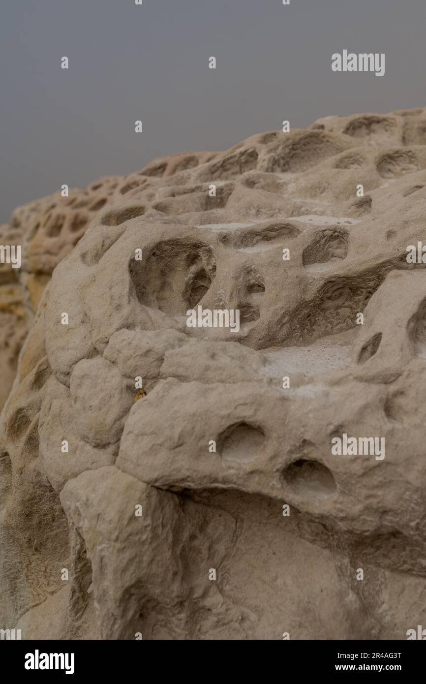A barren desert landscape situated on the edge of a steep cliff ...