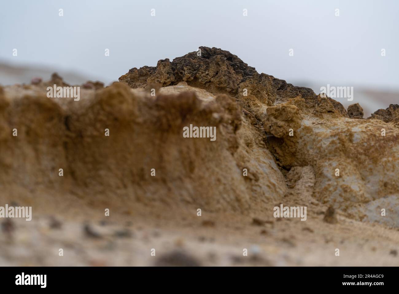 A barren desert landscape situated on the edge of a steep cliff ...