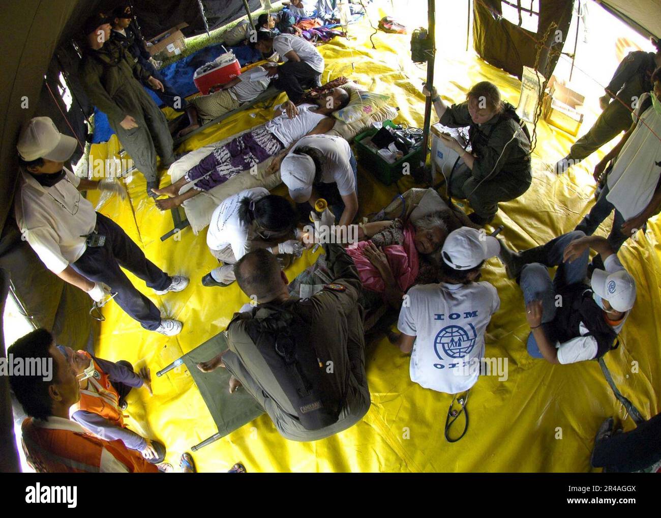 US Navy Medical teams from USS Abraham Lincoln (CVN 72) and the ...