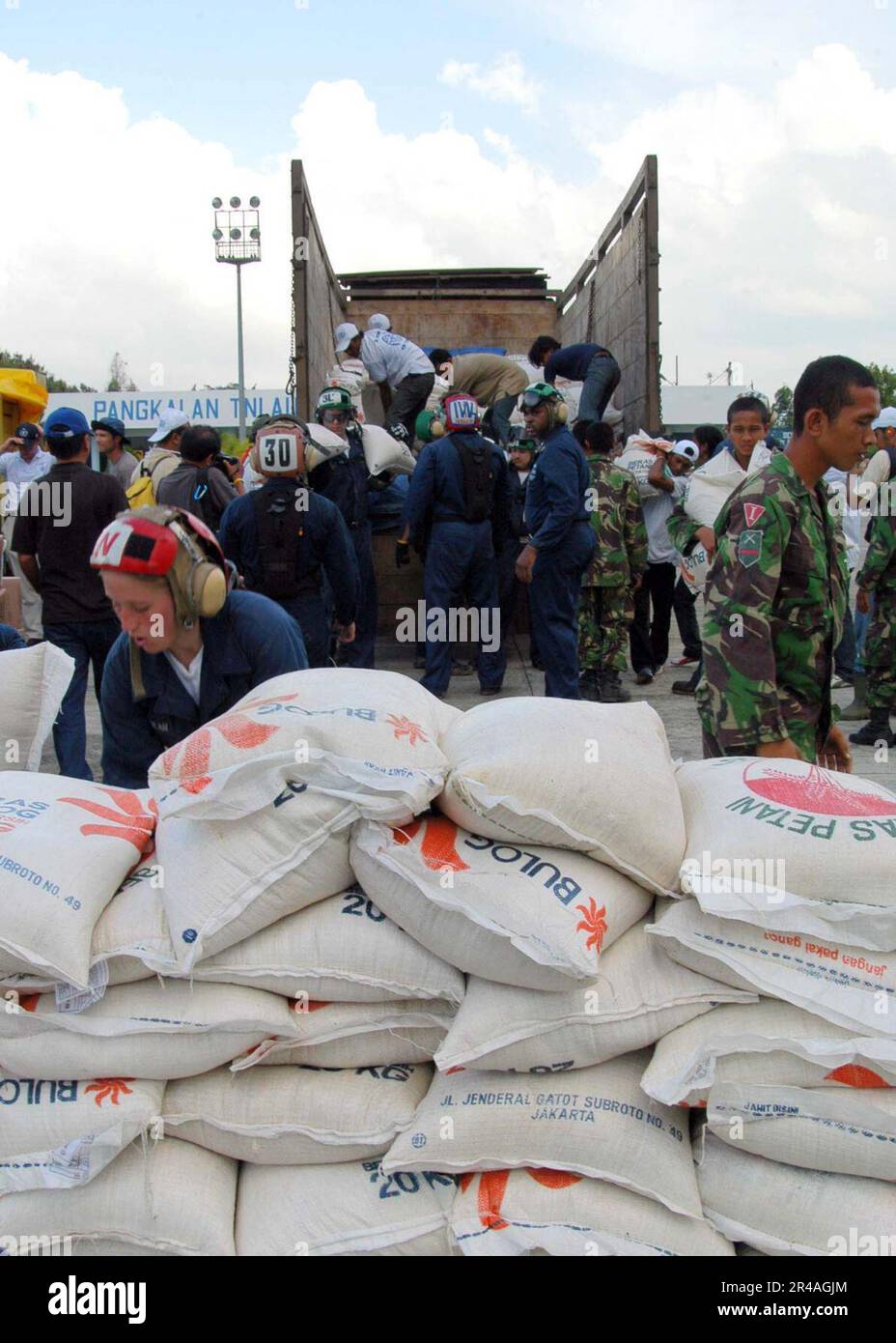 US Navy Volunteer Sailors assigned to USS Abraham Lincoln (CVN 72 ...