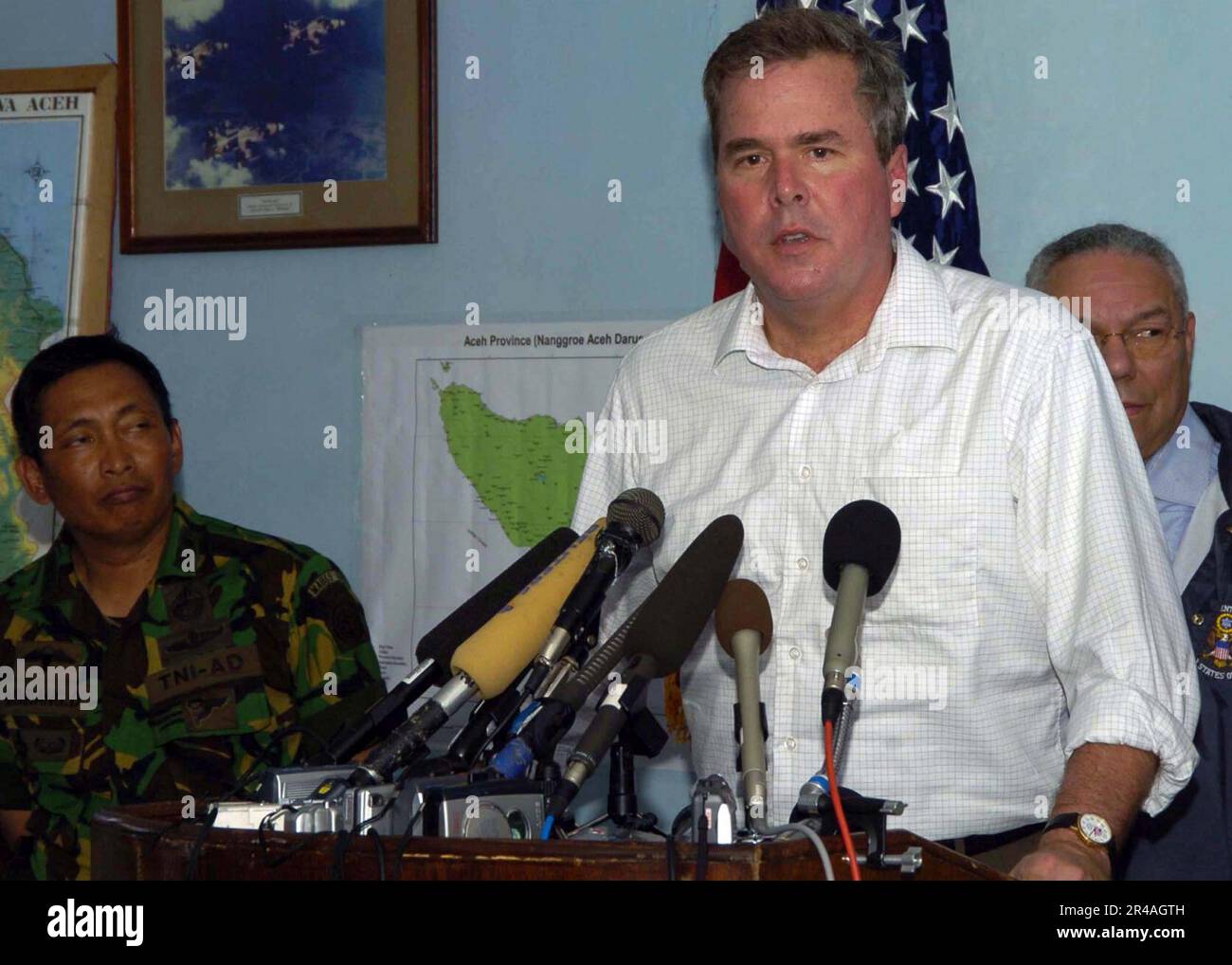 US Navy Florida Governor Jeb Bush speaks to members of the ...