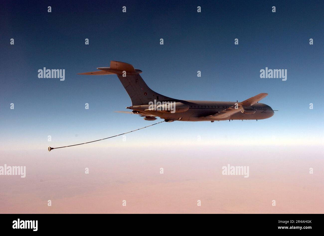 US Navy A British VC-10 refueling aircraft of 101 Squadron awaits ...