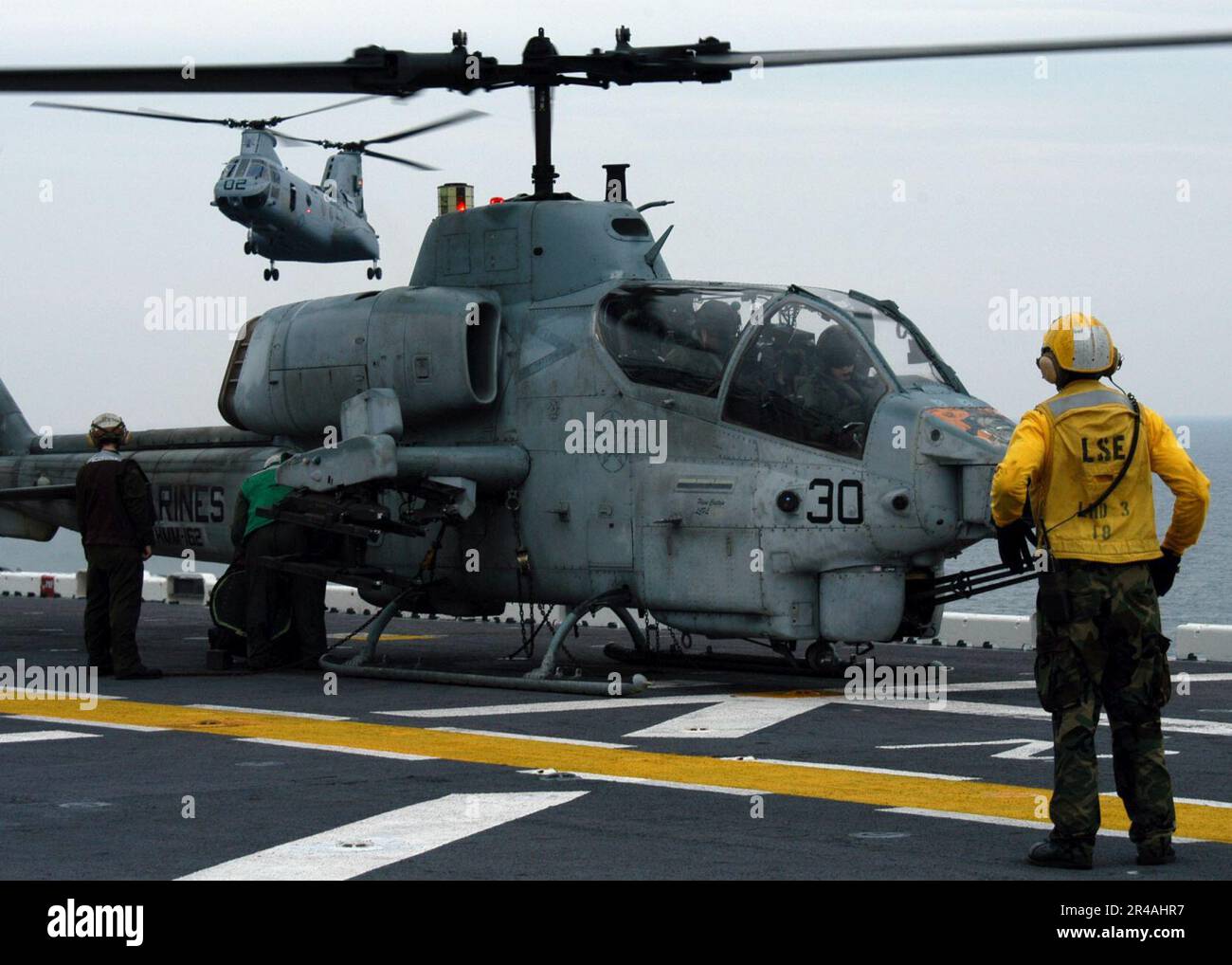 US Navy A CH-46E Sea Knight helicopter prepares to land aboard the ...