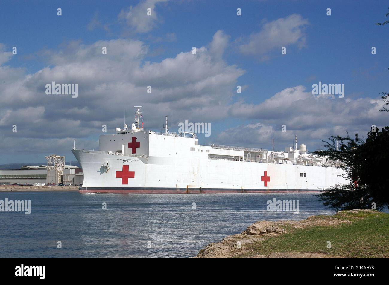 US Navy The Military Sealift Command (MSC) hospital ship USNS Mercy (T ...