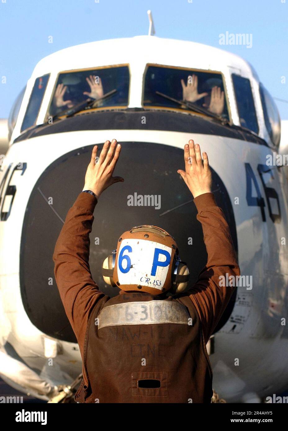 US Navy A plane captain gives the Stock Photo - Alamy