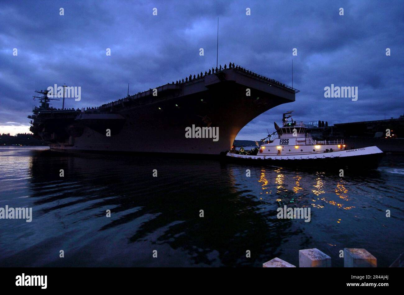 US Navy The Nimitz-class aircraft carrier USS Carl Vinson (CVN 70) gets ...