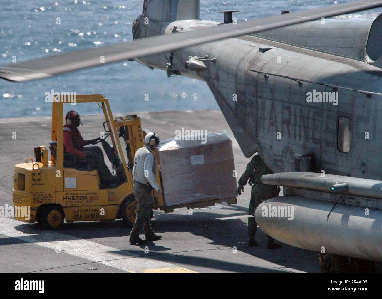 US Navy Sailors aboard USS Abraham Lincoln (CVN 72) load supplies onto ...